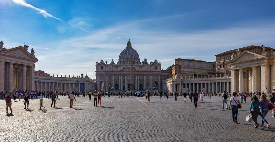 La Place Saint-Pierre de Rome plus grande que le Colisée