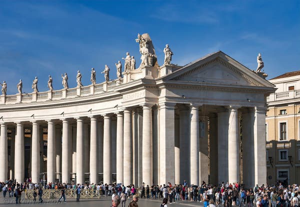 La Place Saint-Pierre de Rome plus grande que le Colisée