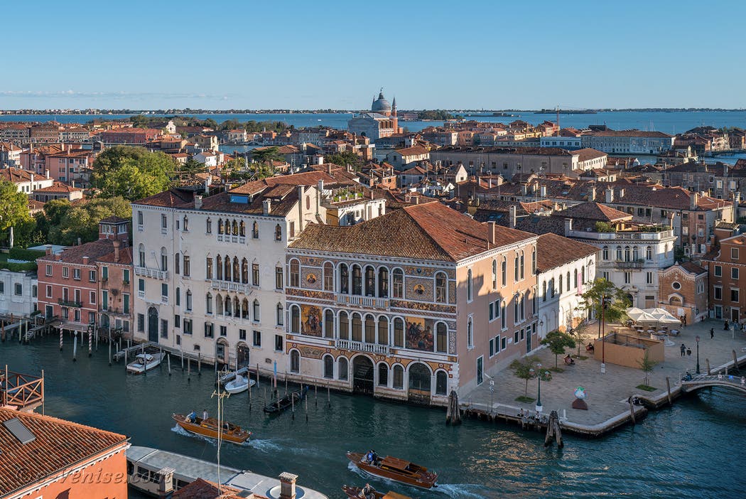 Palazzo Pisani à Venise, fenêtres à Serlienne