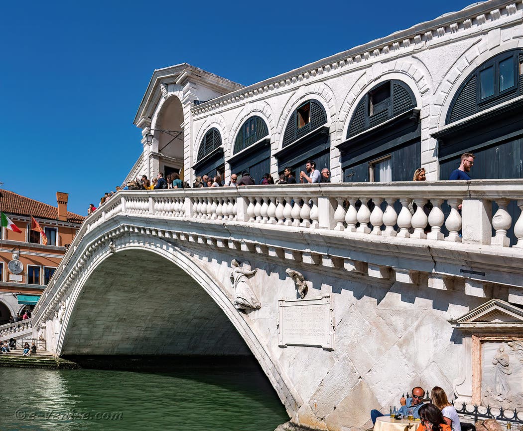 Venise sur le pont du Rialto à Venise Antonio Da Ponte